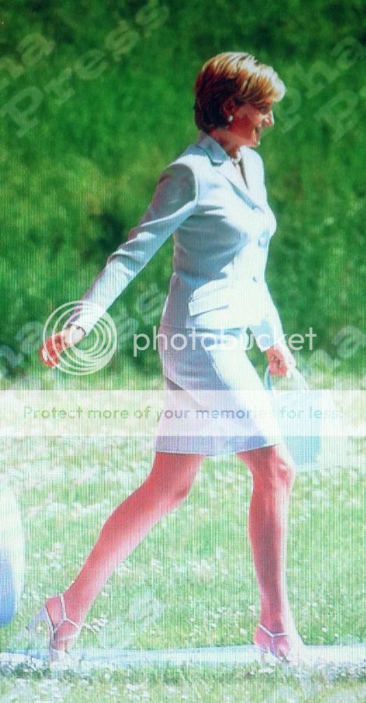 JUST LOOK AT THOSE SHAPLY LEGS......... Photo by kellydiana2 | Photobucket